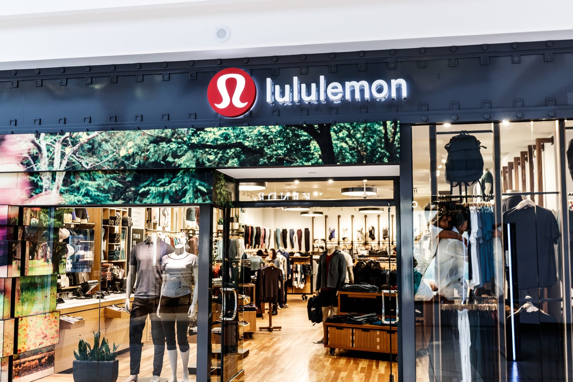 Lululemon PESTLE Analysis: 6 External Factors Affecting its Business ...